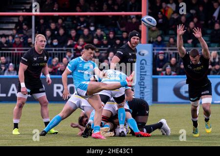 Charlie Chapman #9 of Gloucester Rugby passes from the scrum Stock ...