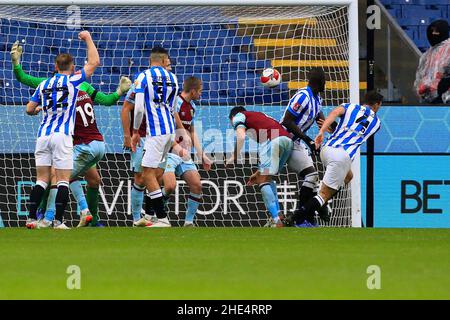 Matty Pearson 4 of Huddersfield Town scores to make it 1 2 and celebrates Stock Photo Alamy