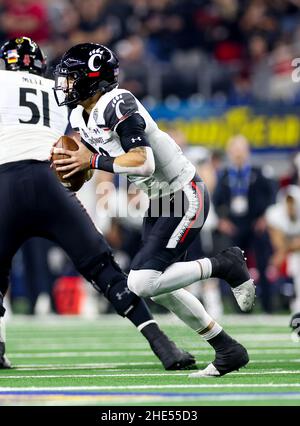 Cincinnati Bearcats quarterback Desmond Ridder (9) passes in the first ...