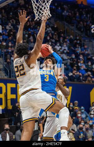 UCLA guard guard Johnny Juzang in action against Washington during an ...