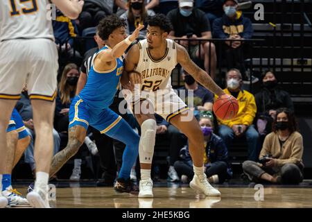 UCLA guard Jules Bernard (1) controls the ball during an NCAA college ...