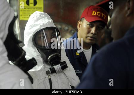 Sailors practice damage control techniques aboard the USS Jason Dunham ...