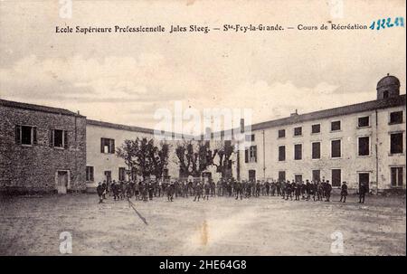 Sainte-Foy-la-Grande - Ecole des garçons 1 Stock Photo - Alamy