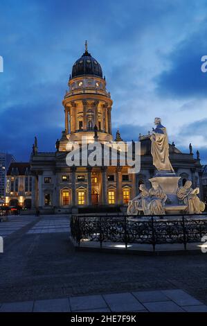 Gendarmenmarkt, hier mit Deutschem Dom und Schiller-Denkmal, Berlin, Deutschland ...