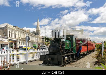 Oamaru Steam and Rail Society B10 locomotive and carriage at the ...