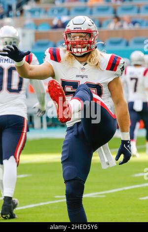 New England Patriots outside linebacker Dont'a Hightower warms up ...