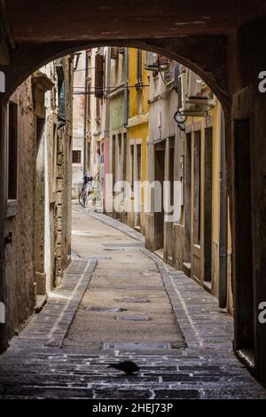 Alley in Piran town, Slovenia Stock Photo - Alamy