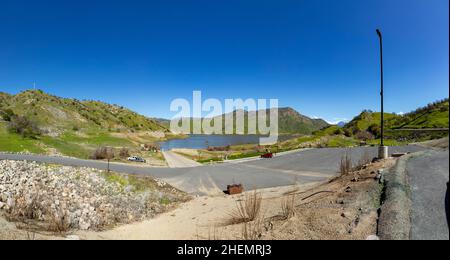 scenic lake Kaweah in three rivers at the entrance of Sequoia national ...