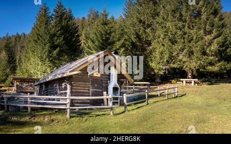 Log cabin and fence with a fence around it in the woods Stock Photo - Alamy