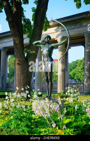 Female Archer statue, Old National Gallery garden, Museum Island ...