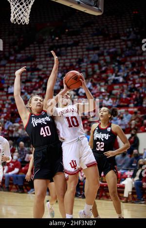 Nebraska center Alexis Markowski (40) prepares to defend against ...