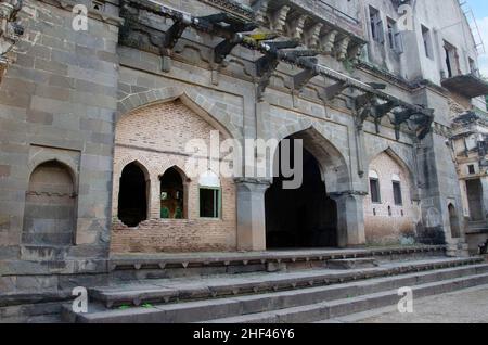 Small pond with an outer view of the Habashi Mahal, also know as Malik ...