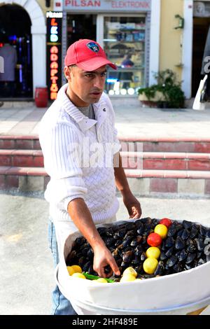 Street vendor selling fresh mussels, Sultanahmet, Istanbul, Turkey ...