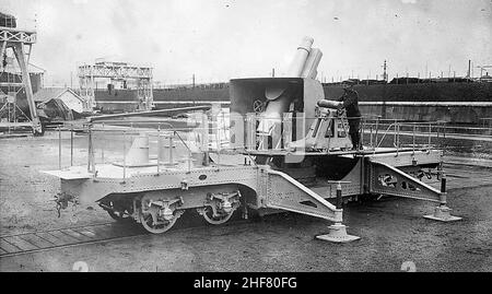 Schneider Rapid Fire 20 cm. gun on railway carriage Stock Photo - Alamy