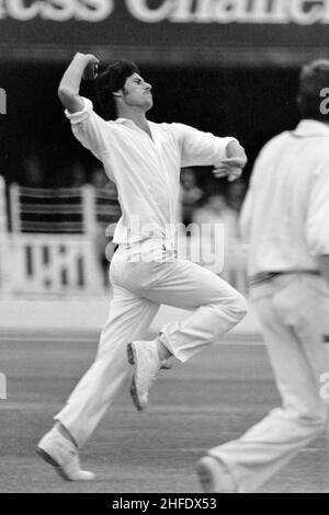 NEW ZEALAND CRICKETER RICHARD HADLEE WALKS OFF THE PITCH WITH UMPIRE ...