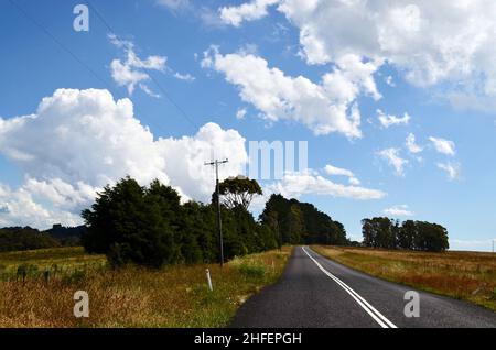 A road in the countryside between Lithgow and Bathurst in New Soth ...