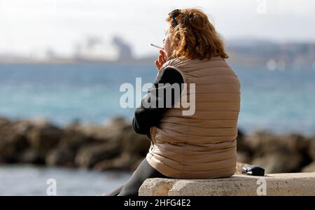 Palma, Spain. 15th Jan, 2022. A cigarette butt lies on the beach of ...