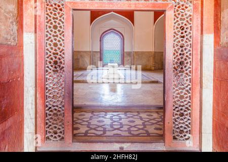 inside humayuns tomb with marble tomb and beautiful islamic decoration ...