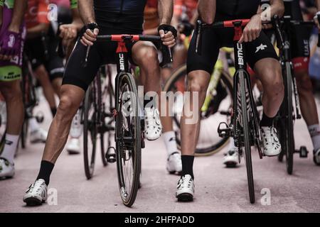 Riders before Stage 5 of the Giro d’Italia Women, from Longarone to ...