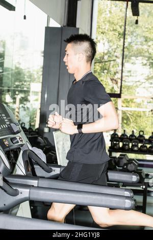 Asian sports running man working out and stretch warm up leg muscle ...