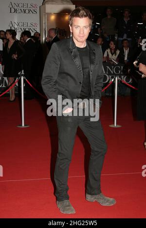 ANGELS & DEMONS, Ewan McGregor (in black), 2009. Ph: Zade Rosenthal ...