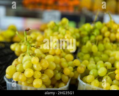 Bunches of kish-mish grapes in the store Stock Photo - Alamy