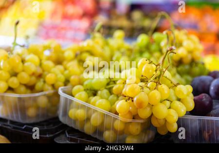 Bunches of kish-mish grapes in the store Stock Photo - Alamy