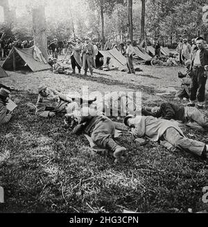 WWI - Trench warfare - French soldiers before Verdun throwing hand ...