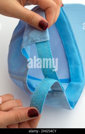 Adjustment of the Size by means of a velcro. Cap in female hands ...
