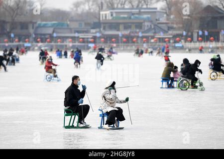 Citizens enjoyed the snow fun on the frozen Songhua River in Harbin ...