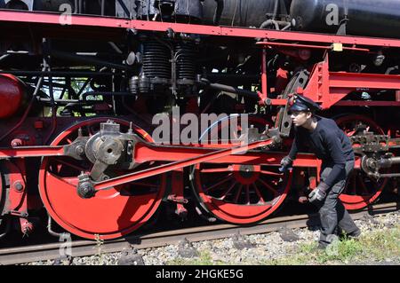 Maintenance work by steam locomotive Stock Photo - Alamy
