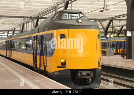 ICM intercity train named Koploper along platorm at Rotterdam Central ...