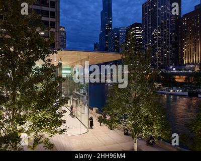 Apple Store in Chicago designed by Norman Foster Stock Photo - Alamy