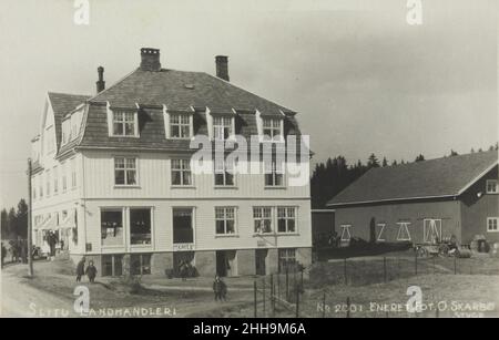 'Slitu Landhandleri på 1920-tallet' captures a scene from 1920s Norway ...