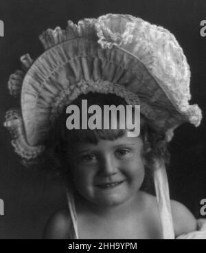 Small girl wearing large bonnet Stock Photo - Alamy