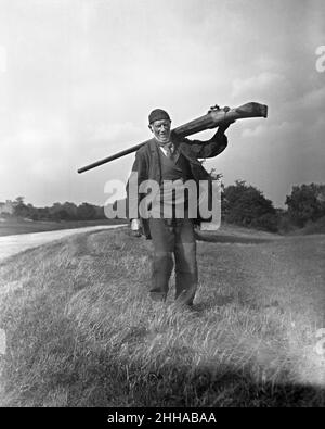 Snowden Slights carrying big gun YORYM S236 Stock Photo - Alamy