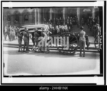 Soldiers loading flag-draped casket of former New York City mayor John ...