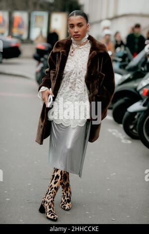 Street style, MV Tiangue arriving at Chanel Spring Summer 2023 show ...