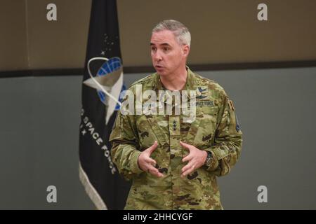 SpOC commander visits USSF students at Vandenberg AFB (3 Stock Photo - Alamy
