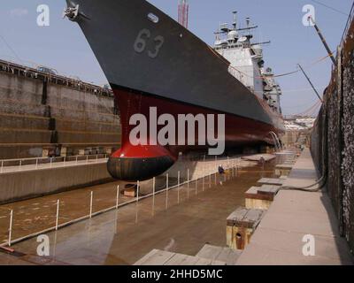 SQS-53 Hull-Mounted Sonar CG-63 Cowpens 2004-03-16 Stock Photo - Alamy