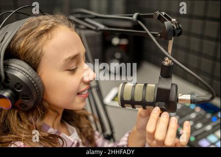 Microphone modern radio station broadcasting studio Stock Photo - Alamy