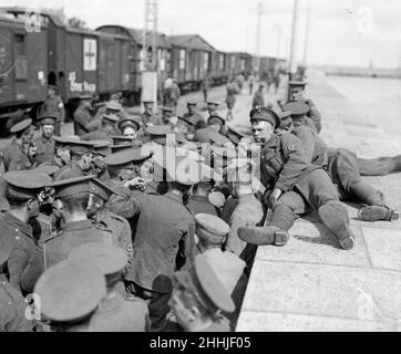 Soldiers smoking and relaxing, WW1 Stock Photo - Alamy