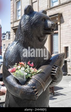 Bronze statue of Wojtek the soldier bear by sculptor Alan Heriot ...
