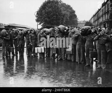 WW2 British soldiers arrive in Normandy 1944 Stock Photo - Alamy