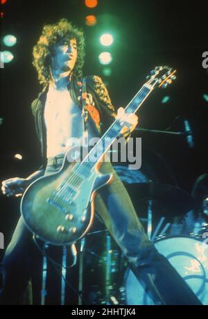 LED ZEPPELIN - Jimmy Page- performs in California in 1977 Credit ...