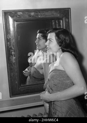 Simone Silva, french actress starring in the stage production of Meet ...