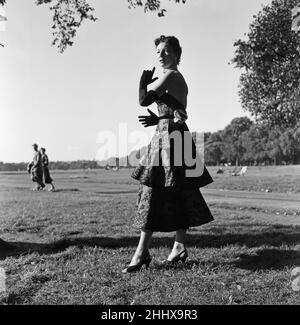 Fashion - Norman Hartnell Collection - London - 1971 Stock Photo - Alamy