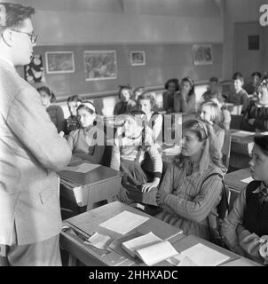 Overcrowded classes at the Mardyke Primary School in South Ockendon ...