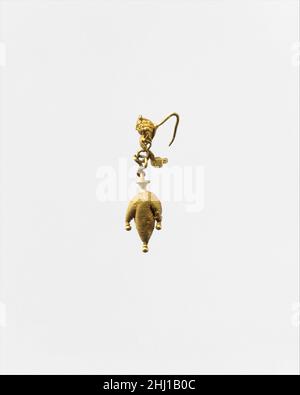 Earring in the form of a three-lobed wineskin MET DT202817 327509 Stock ...