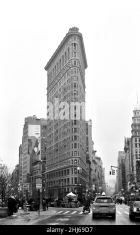 A grayscale vertical shot of the Flatiron Building in New York against ...